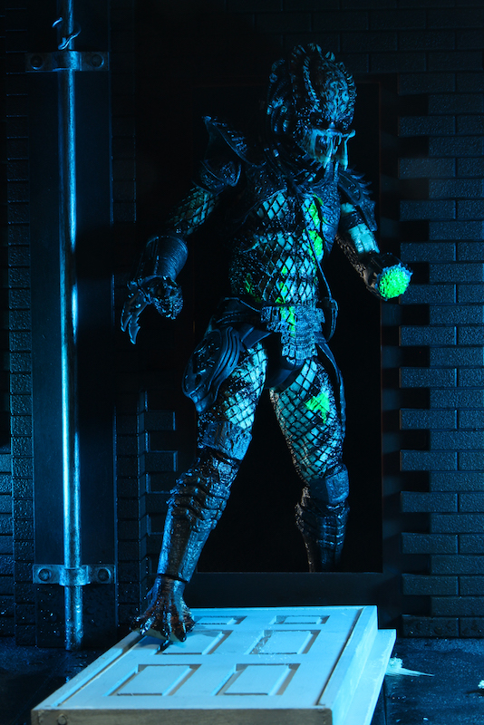 NECA Toys Predator 2 - Ultimate Battle Damaged City Hunter Predator Figure