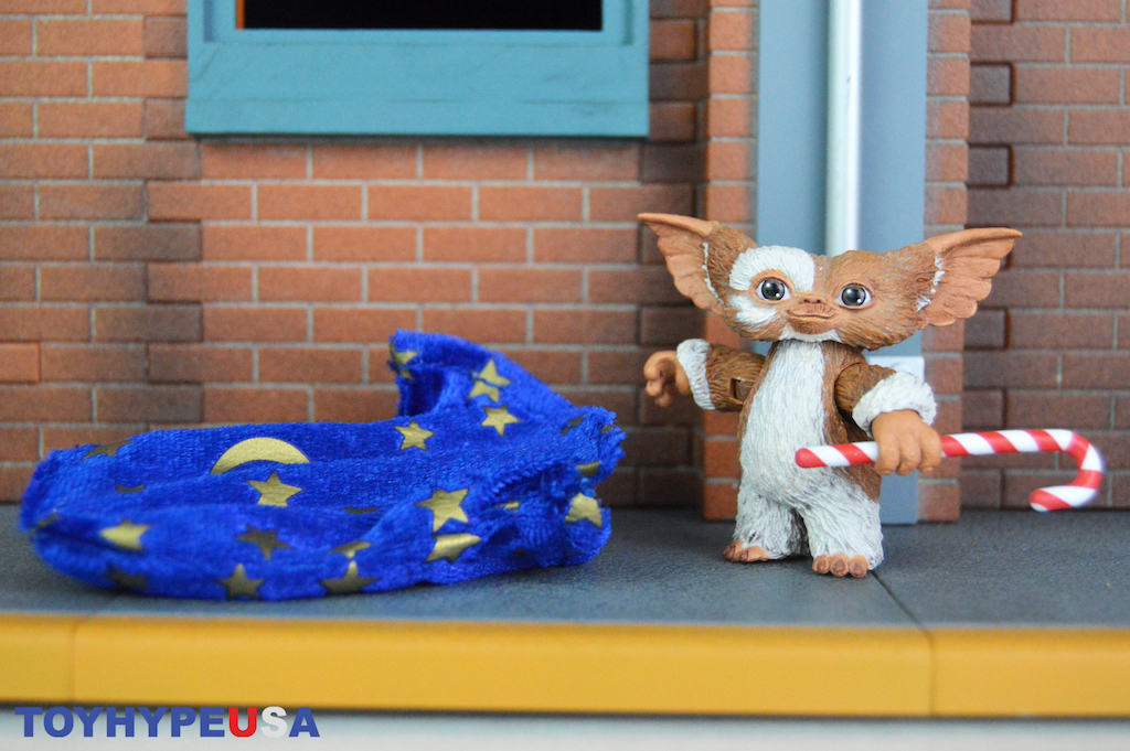 NECA Toys Gremlins - Santa Stripe & Gizmo Figures Review