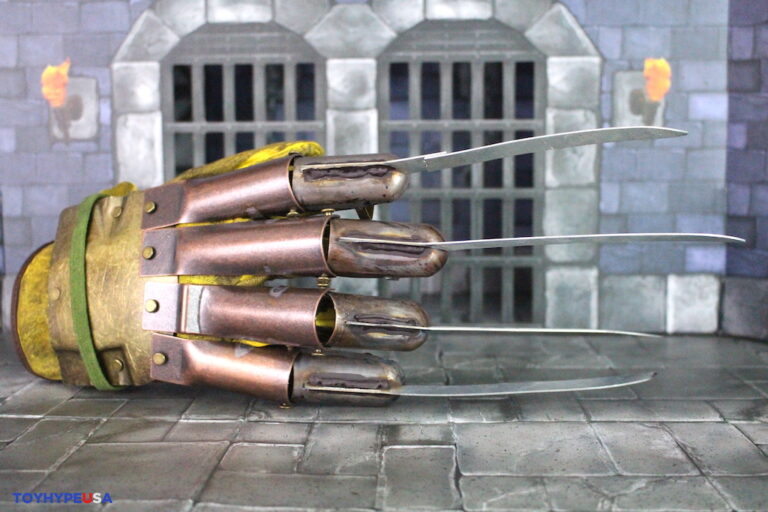 NECA Toys A Nightmare on Elm Street Freddy Krueger Glove Prop Replica's ...