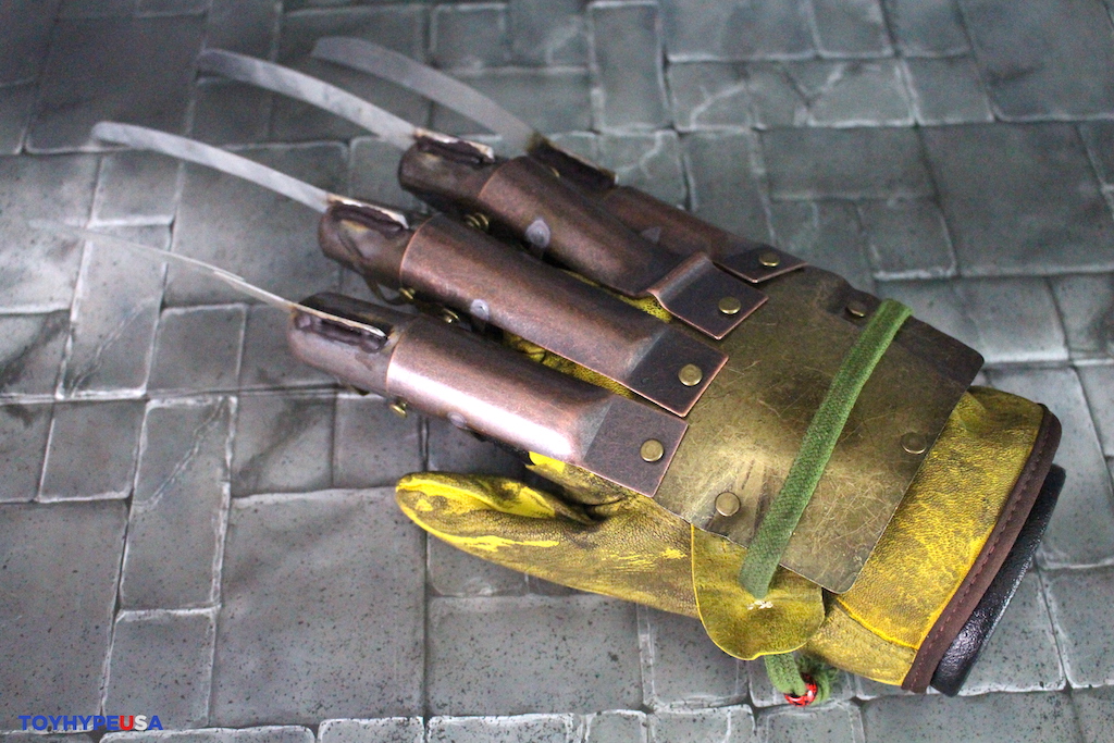 NECA Toys A Nightmare on Elm Street Freddy Krueger Glove Prop Replica's ...
