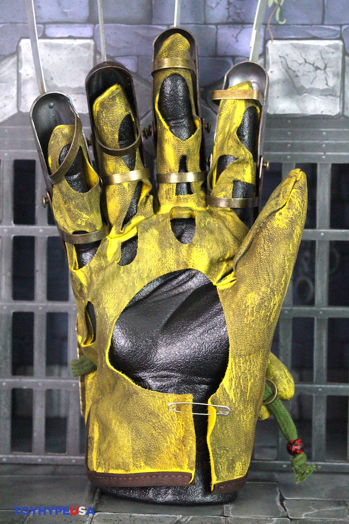 NECA Toys A Nightmare on Elm Street Freddy Krueger Glove Prop Replica's ...