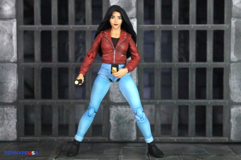 NECA Toys Disney's Gargoyles Ultimate Elisa Maza Figure Review