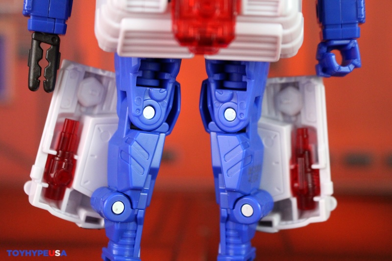 Hasbro Transformers: Age of the Primes Voyager Class Autobot Red Alert ...