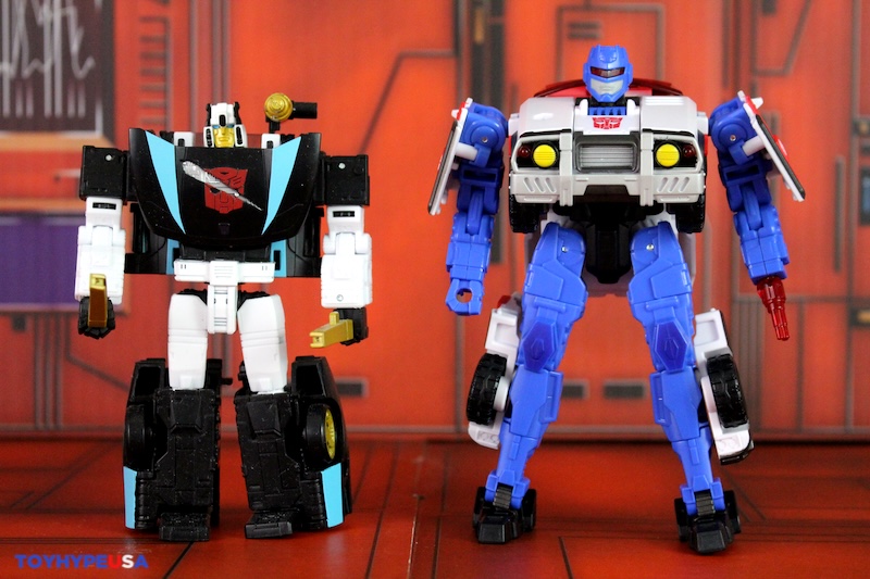 Hasbro Transformers: Age of the Primes Voyager Class Autobot Red Alert ...