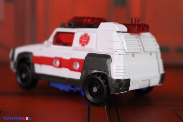 Hasbro Transformers: Age of the Primes Voyager Class Autobot Red Alert ...